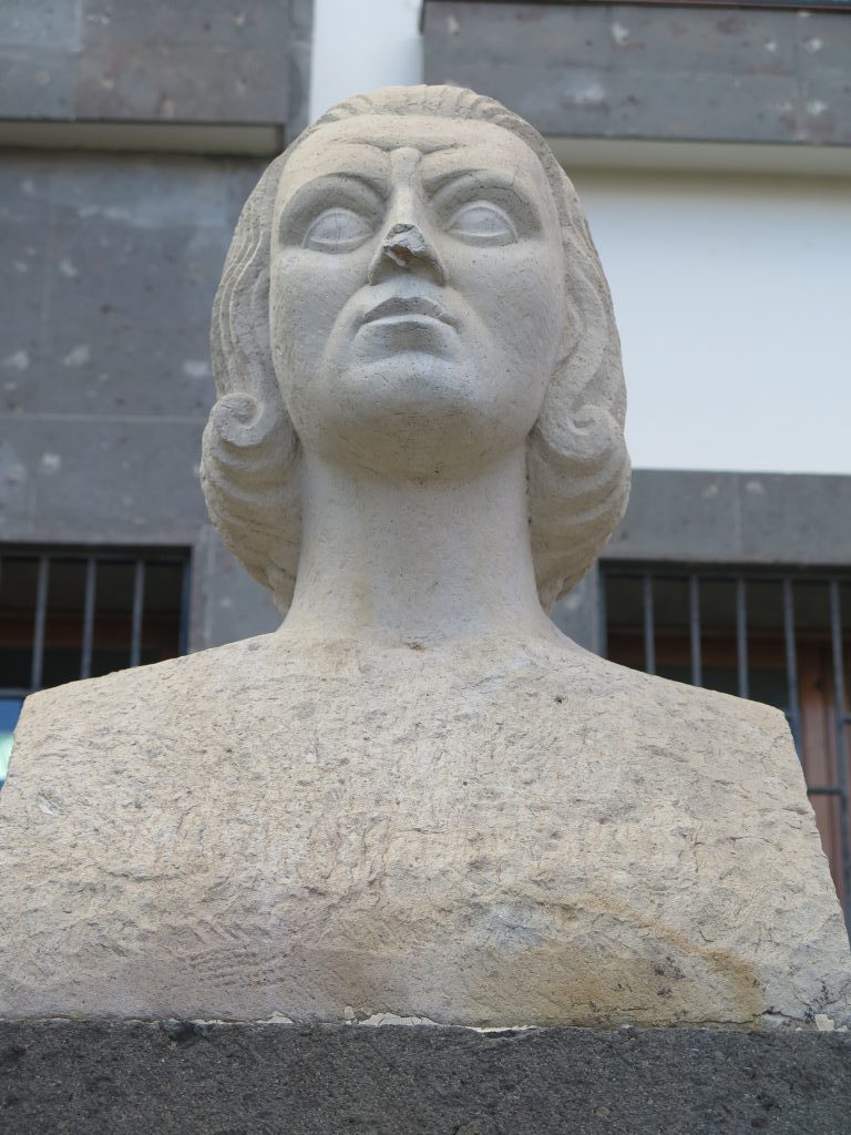 El busto de Luján Pérez se retira de la Plaza que lleva su nombre para ...