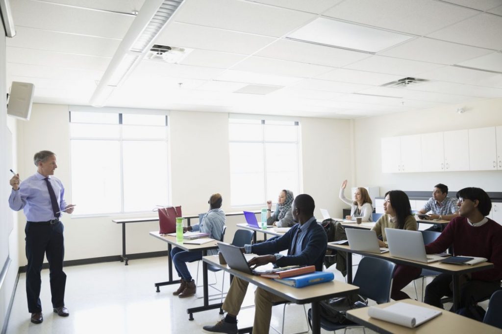 Qué es un verbo transitivo, diferencias, tipos y ejemplos