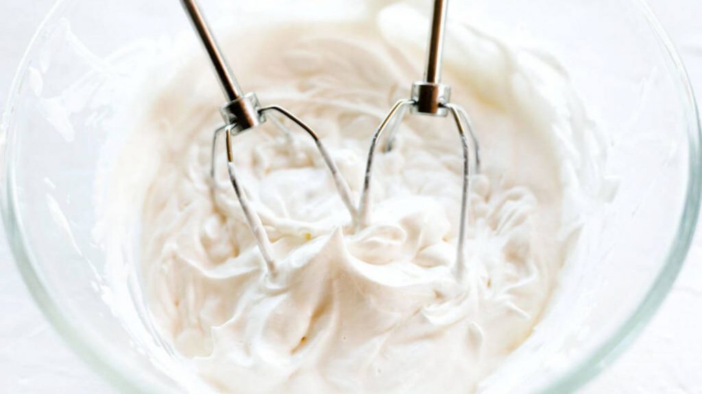 Crema batida: el truco para conseguir que se quede en su punto