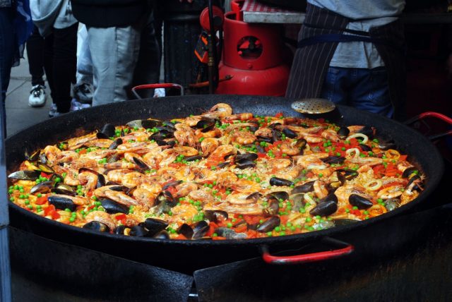 El truco para una paella perfecta según los chefs: enfriar el fondo
