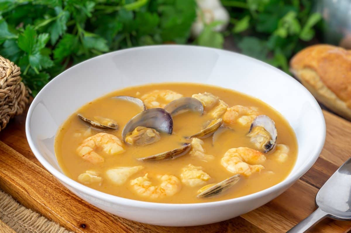 Saborea la tradición: sopa de pescado, una receta clásica