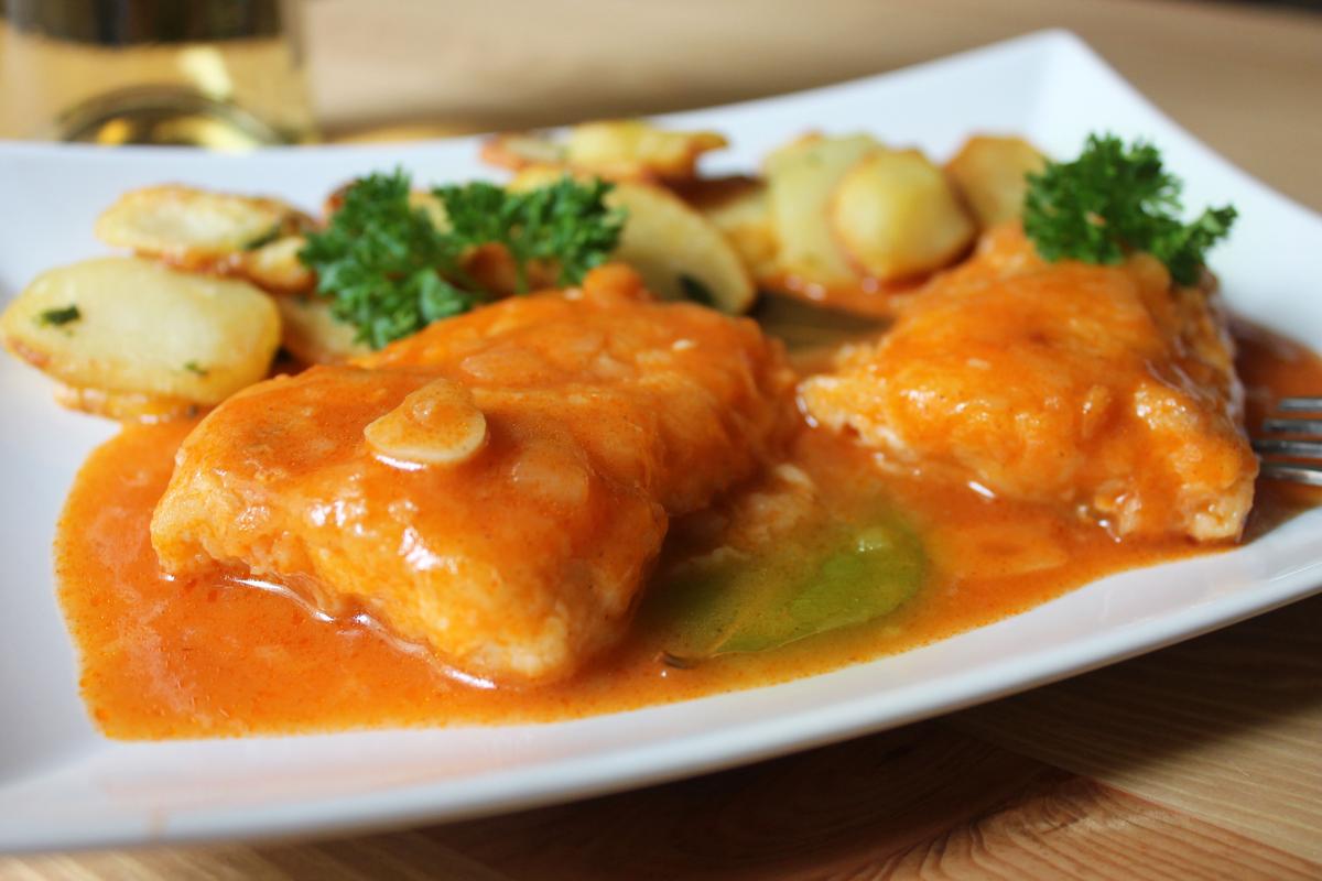 Te contamos el secreto para hacer una merluza en salsa roja digna de un ...